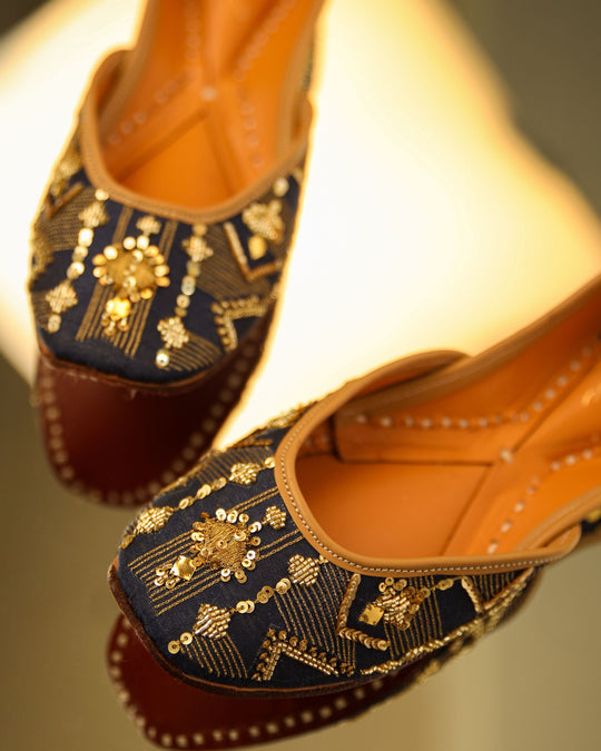 Juttis - Buy Punjabi Juttis for Women Online in India | Jaysole ...